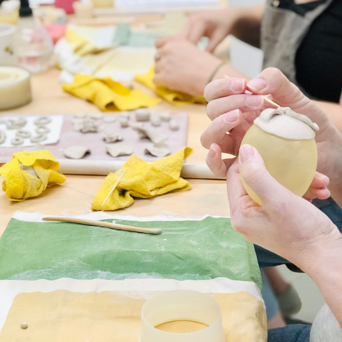 María Torné - Diseño de joyas de porcelana, bisutería artesanal y cursos.