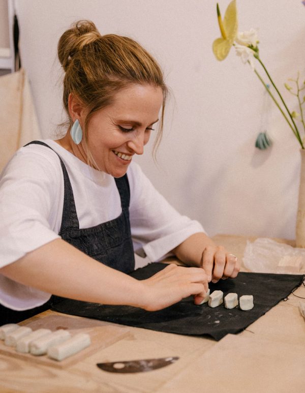 María Torné - Diseño de joyas de porcelana, bisutería artesanal y cursos.